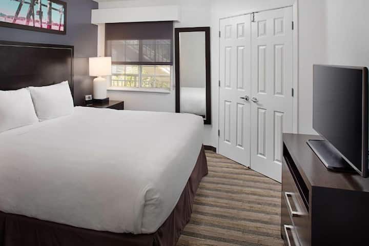 One Bedroom Luxury Comfort & Free Breakfast - Redwood City, CA