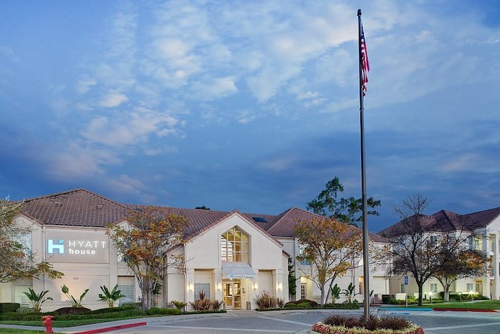 Great For Long Stays | Free Breakfast + Kitchen - Foster City, CA