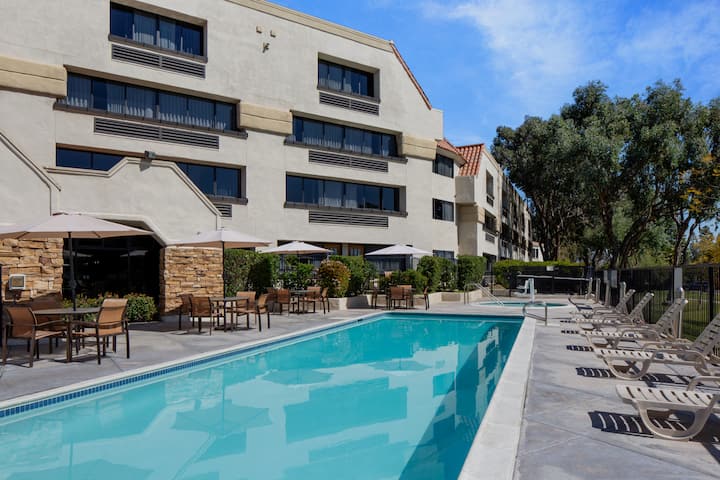 Close To Safari Park + Bar. Pool Access & Fitness - San Diego, CA