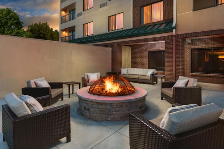 Close To O’hare Airport | Bar. Gym + Pet-friendly - Hanover, PA