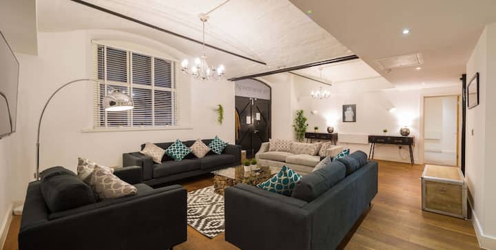 Liverpool Gem: Spacious 2br Apt, Sleeps 8! - Liverpool