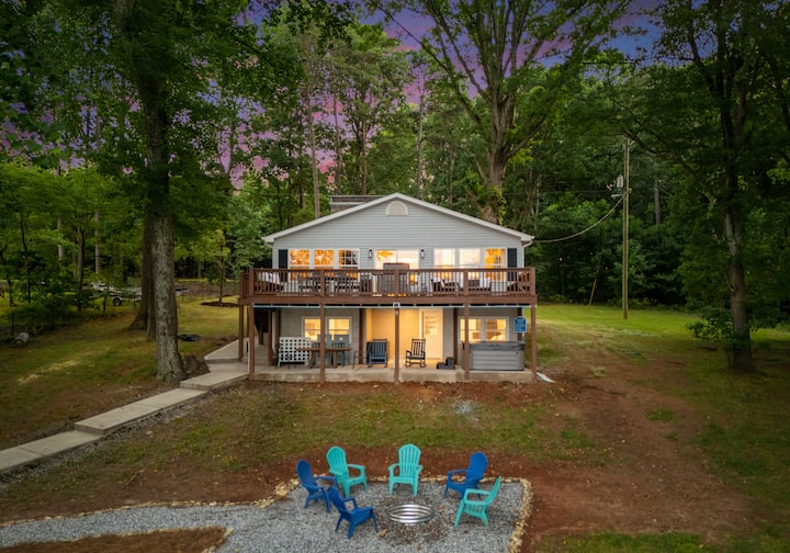 Lakefront Cabin W/ Hot Tub + Firepit + Game Room - Denver, NC