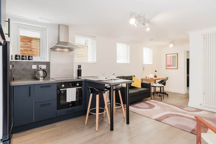 Stunning 1 Bedroom Apartment In Central Cheltenham - Cheltenham