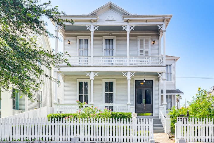 Walk To Strand District: Historic Galveston Home - Galveston, TX