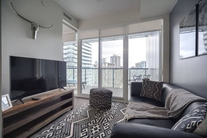 Chic 2br With Skyline Views Near Berczy Park - Toronto
