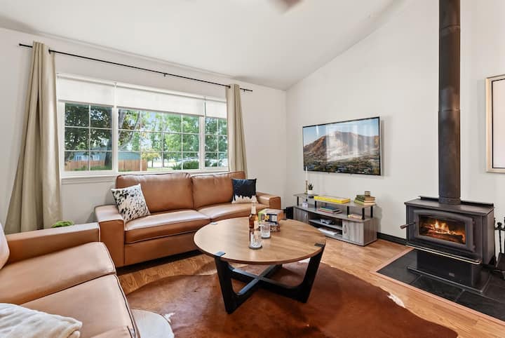 Glacier Chalet: Your Charming Montana Escape - Columbia Falls, MT