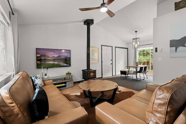 Glacier Chalet: Your Charming Montana Escape - Whitefish, MT