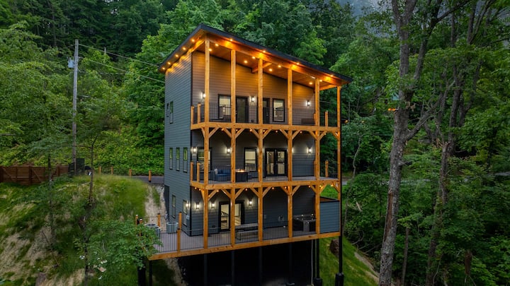 Luxury Cabin With Hot Tub In Gatlinburg - Gatlinburg, TN