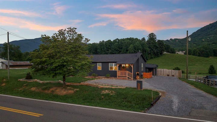Wears Valley Cabin | Hot Tub + Game House - Townsend, TN