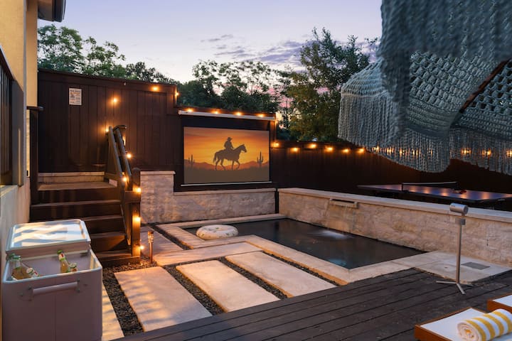 Sunset Saloon - Pool, Outdoor Theater & Ping Pong - Austin, TX