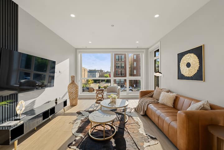 Stylish 2-bedroom Retreat With Parking And Balcony - McKinley Park - Chicago