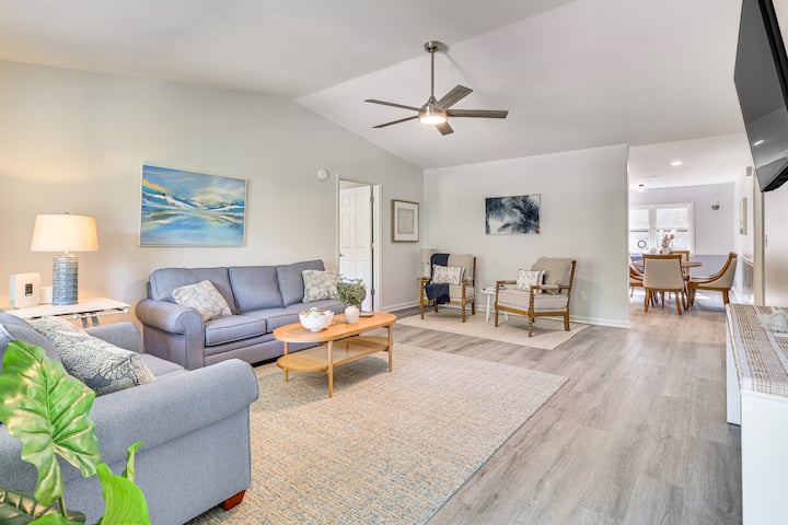 Walk To Beach: Newly Renovated Home In Oak Island! - Oak Island, NC