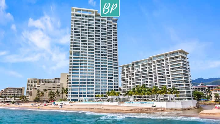 Beachfront Studio W/ Rooftop Pool, Gym & Ocean Vie - Puerto Vallarta