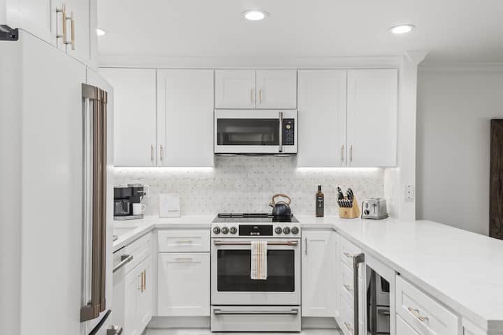 Warm & Modern Napa Escape  • Golf Course • Resort - Napa, CA