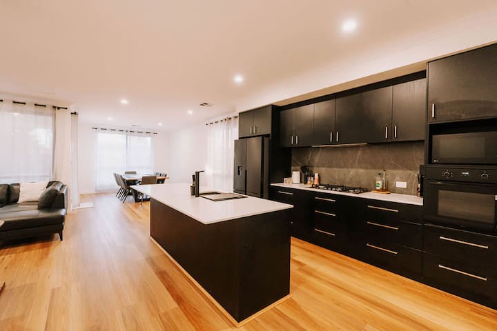 Spacious 3 Br Family Home With Backyard And Bbq! - Victoria Park