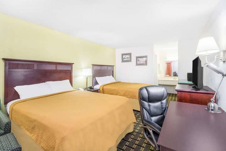 2 Pet-friendly Units Near Ruby Falls! Pool Access! - Chattanooga, TN