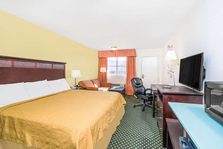 3 Relaxing Units With Free Parking, Seasonal Pool! - Chattanooga, TN