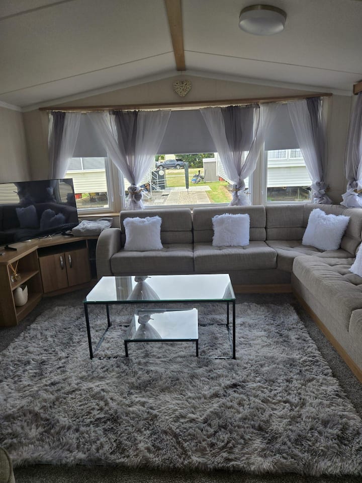 Caravan With Decking At Steeple Bay Ref 36046d - Burnham-on-Crouch