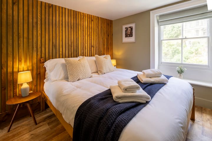 The Bolt Hole Town Centre, Dog Friendly. - North Yorkshire