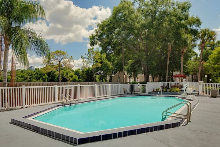 Close To Altamonte Mall + Free Breakfast & Pool - Winter Park, FL