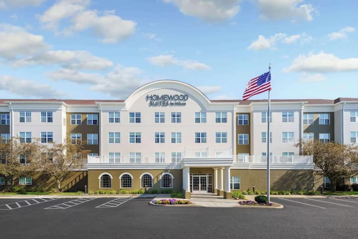Steps To Millcreek Mall + Free Breakfast & Pool - Erie, PA