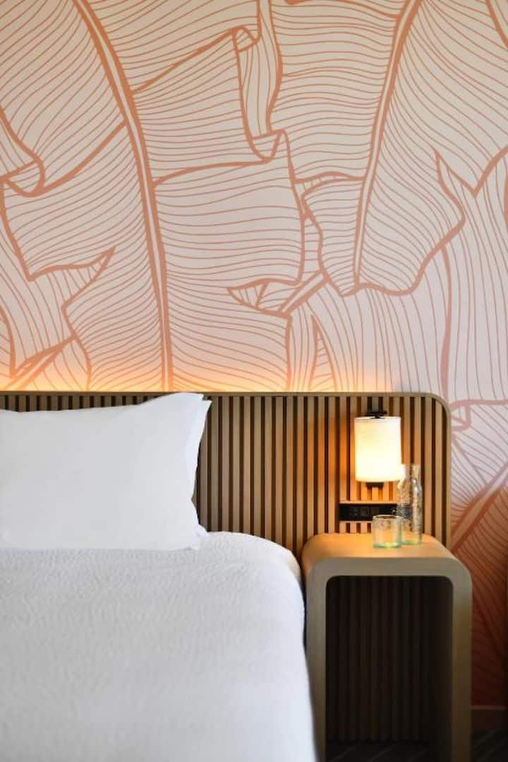 Sun-dappled Adventure | Fine Dining. Bunk Bed - Honolulu, HI