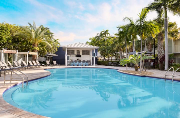 Near Airport + Free Breakfast & Newly Renovated - Key West, FL