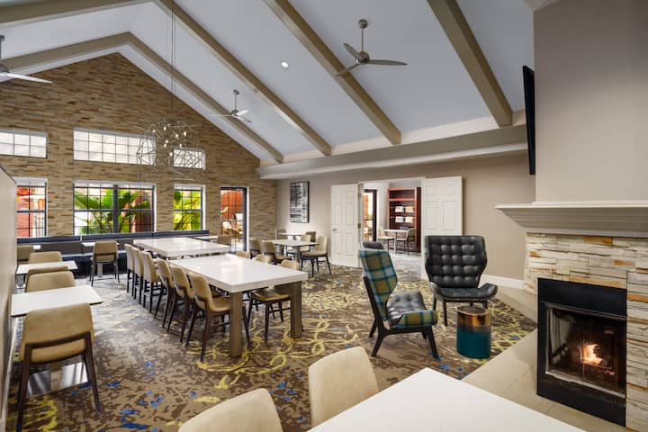 Walk To Dining + Free Breakfast. Pool. Kitchen - Dallas, TX