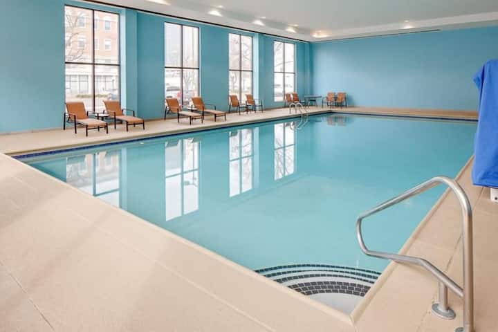 Near Whiskey Row | Pool + Free Hot Breakfast - Louisville, KY