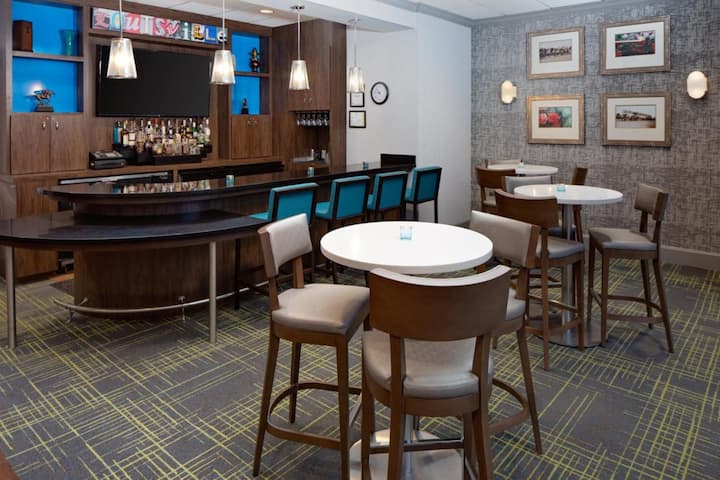 Bourbon Whisky Realm | Golf. Free Breakfast - Louisville, KY