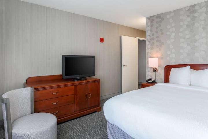 Palace Of Comfort: One Bedroom King Suite Getaway - Roseville, CA