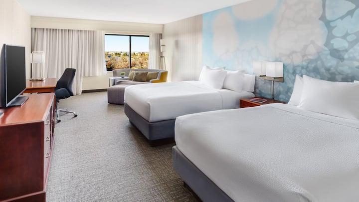 Walkable To Galleria | On-site Bar. Fitness Center - Roseville, CA