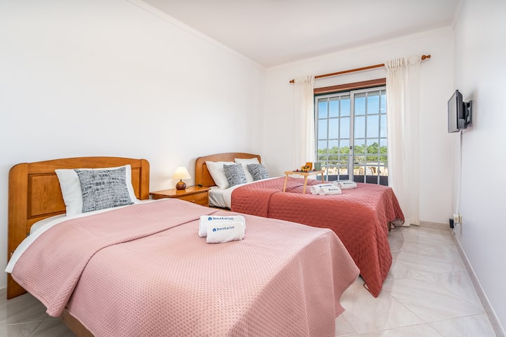 Hostwise - Classic & Spacious Flat W/ Balcony - Monte Gordo