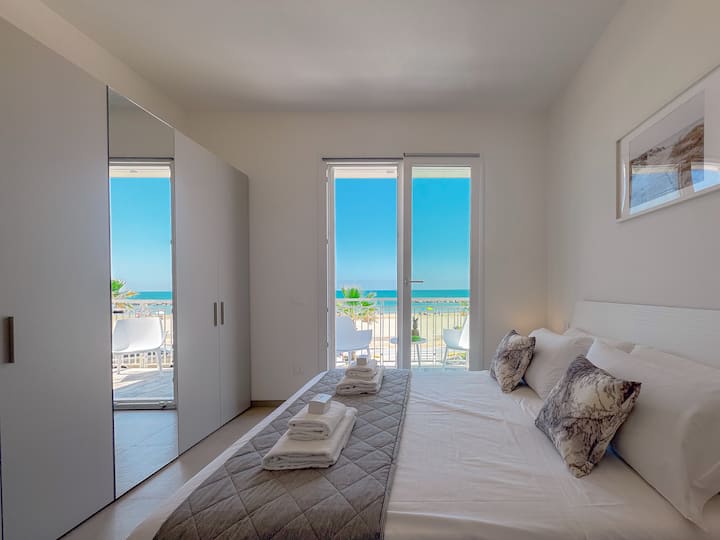 Beachfront Apt With Parking - Civitanova Marche