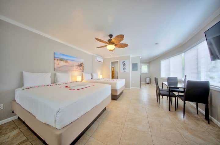 Beach Walk Studio W/pool & 2 Queens - Pompano Beach, FL