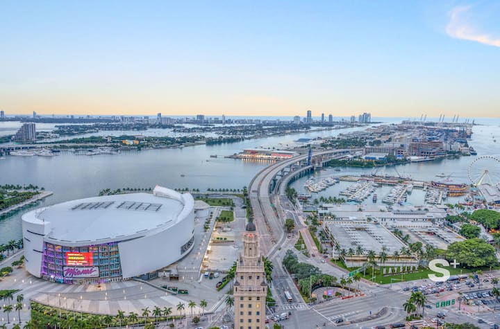 Sleek 3-bd Downtown Condo With Water & City Views - Miami, FL