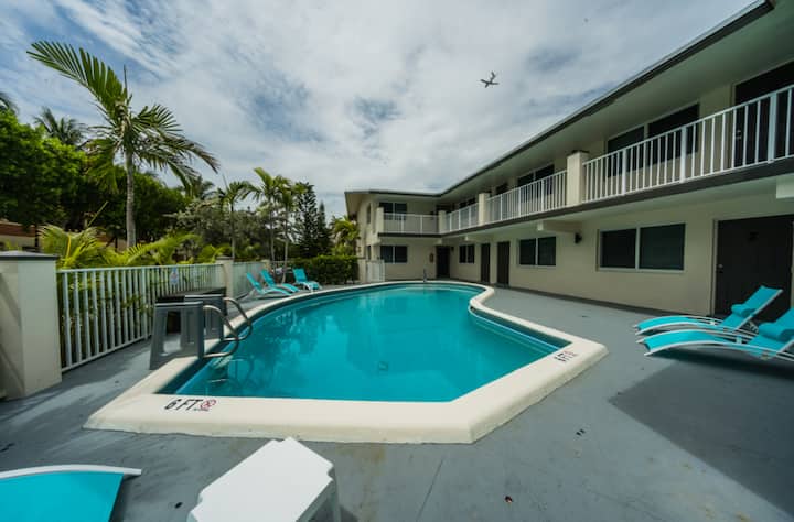 Pompano King: Pool & Full Kitchen - Pompano Beach, FL