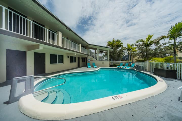 Pompano Breeze Studio W/ Pool - Pompano Beach, FL