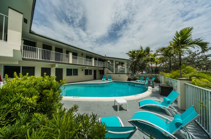 Sun Kissed - King Studio W/ Pool - Pompano Beach, FL