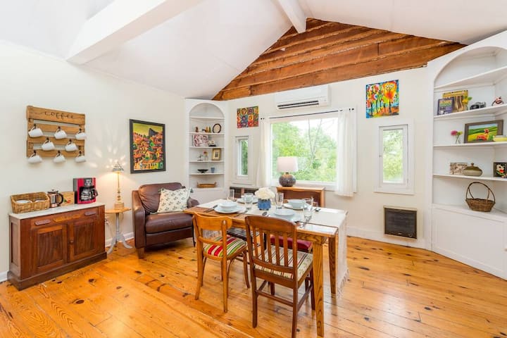 Art-filled Mountain Cabin | 2br + Hiking Nearby - Hendersonville, NC