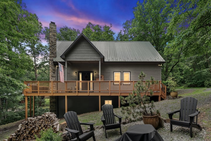 Cozy Chalet W/hot Tub, Loft, Fire Pit & Grill - Virginia
