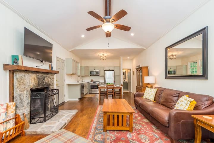 Cozy 2br Mountain Cabin With Peaceful Views - Hendersonville, NC