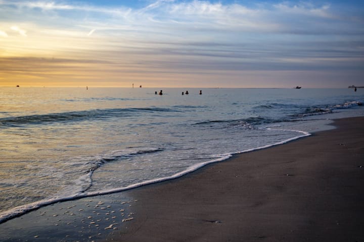 The Coastal Suite – 2br, Steps To Beach & Shops - Treasure Island, FL