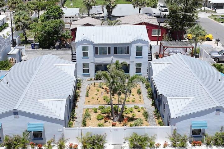 The Sandbar Suite – 2br Upstairs, Walk To Beach - St. Pete Beach, FL