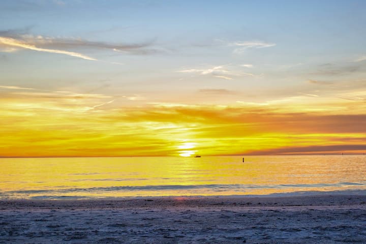 The Sunset Retreat – 4br, Full Fourplex By Beach - Treasure Island, FL