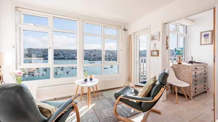 6 Sunnyside, Penthouse Apartment With Spectacular Sea Views On Seafront Of The Wharf, St Ives. Harbour Front Position. Free Wifi. - Carbis Bay