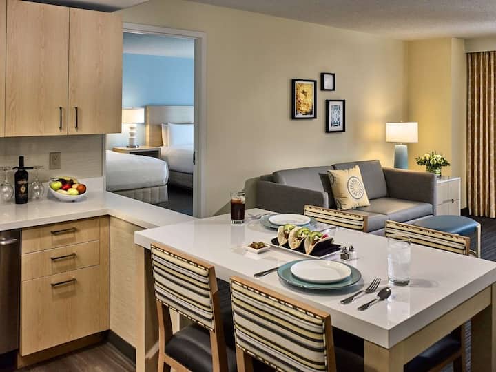Cozy Comfort! Unit With Kitchen, Pets Allowed! - New Orleans, LA