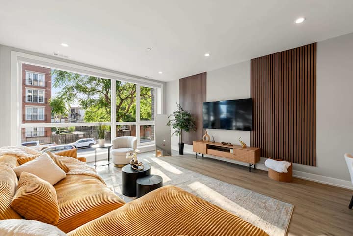 Enjoy Our 2bd 2bd Condo With Parking In Tri Taylor - Chicago, IL