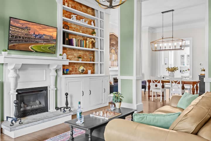 Elegant Manor W/ Private Yard & Modern Amenities! - Louisville, KY
