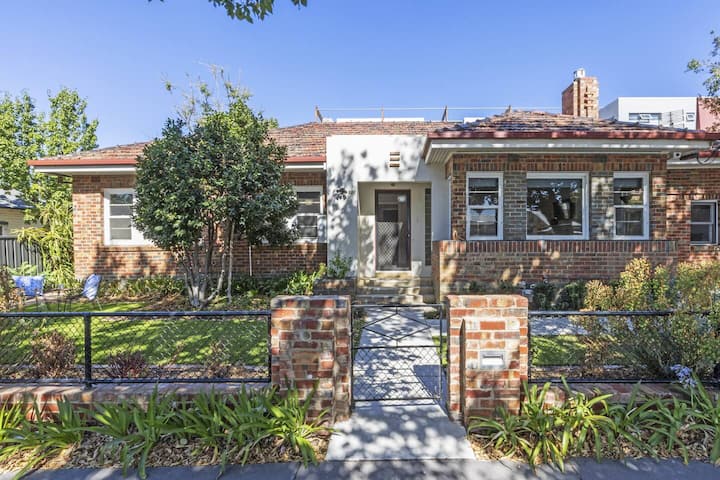 Hargreaves St • Group Holiday 8br • Bendigo Cbd - Bendigo